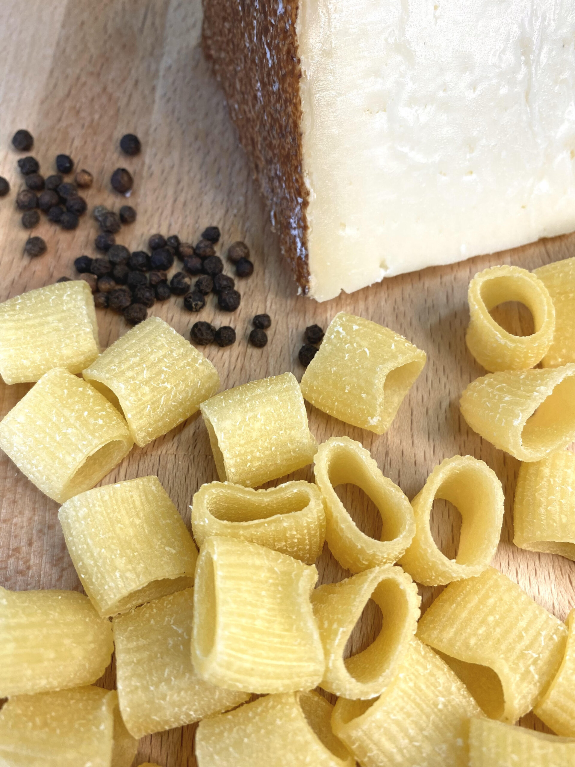 Mezze maniche rigate, cacio pepe e porcini - Pastificio La Sfoglia D'Oro